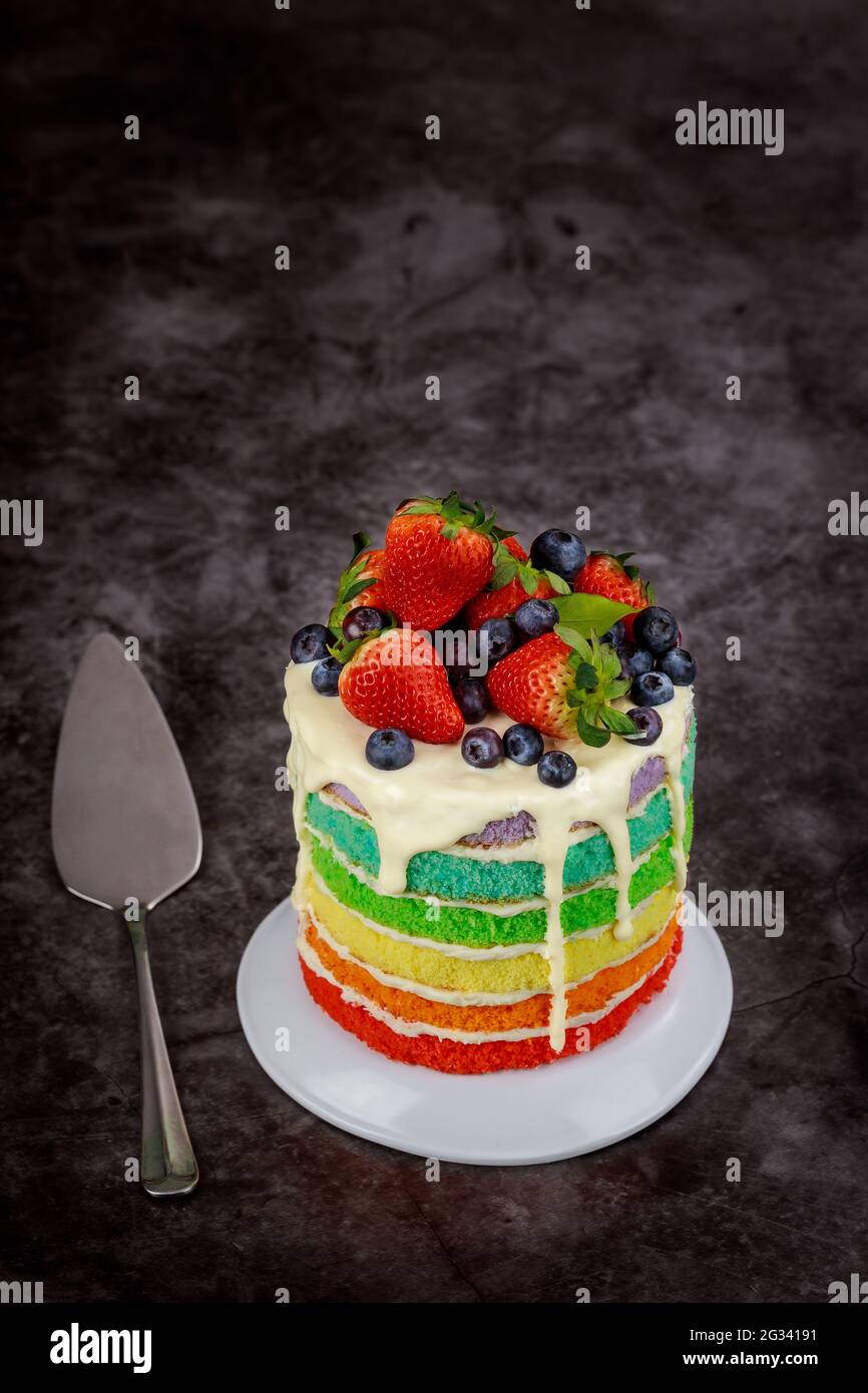 Rainbow layered sponge cake hi-res stock photography and images - Alamy