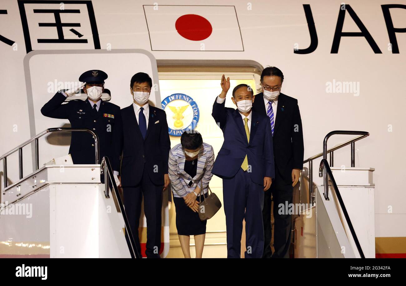 Japan's Prime Minister Yoshihide SUGA (center right) and his wife ...