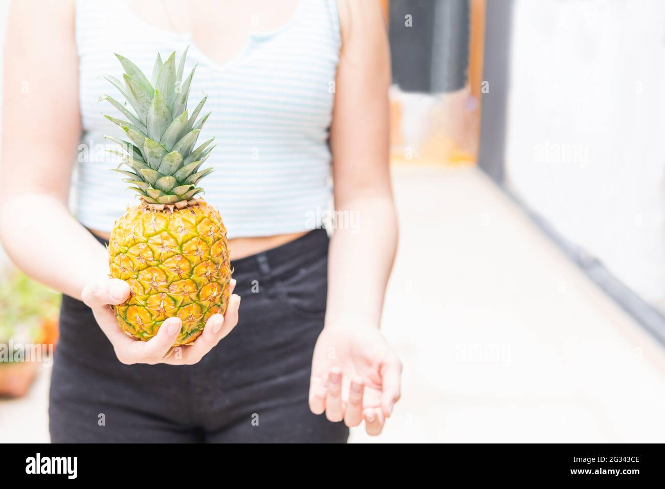 Human hand holding fruits hi-res stock photography and images - Alamy