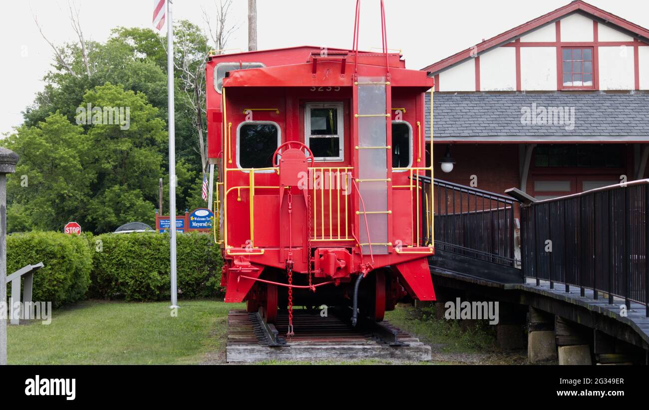 Red caboose hi-res stock photography and images - Alamy