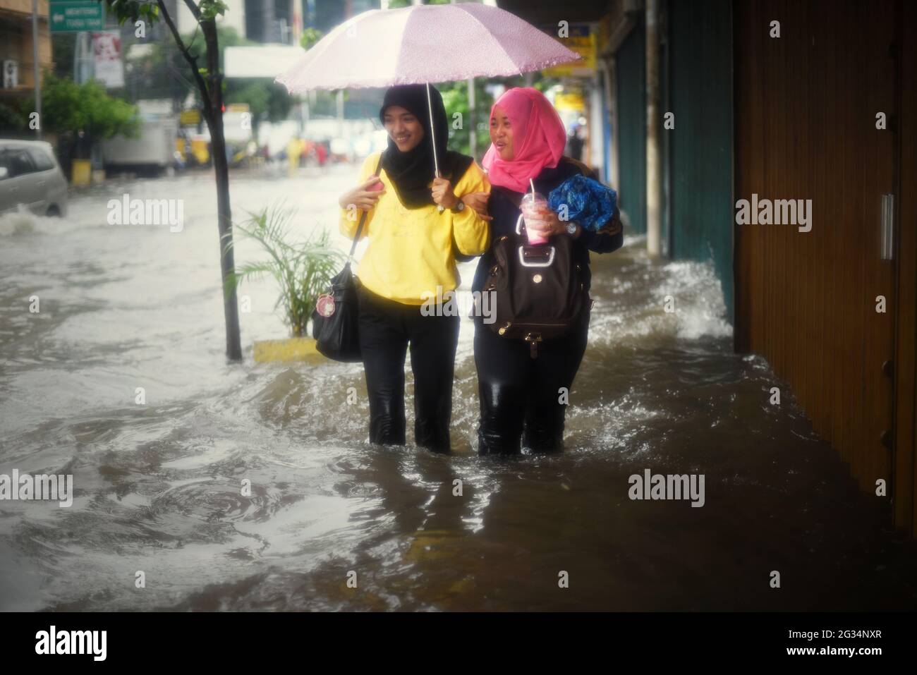 Jakarta indonesia floods hi-res stock photography and images - Alamy