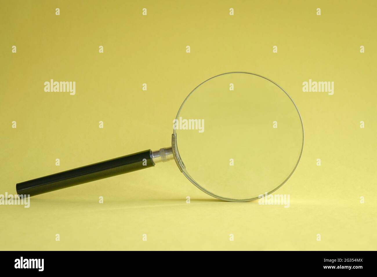 Magnifying glass on yellow background. Copy space Stock Photo - Alamy