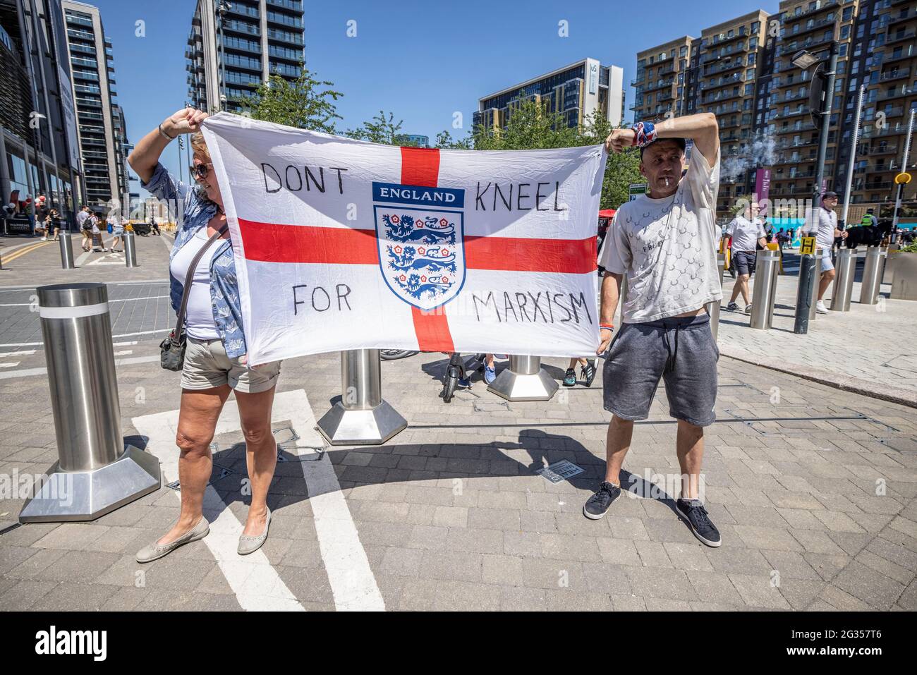 England fans wembley knee hi-res stock photography and images - Alamy