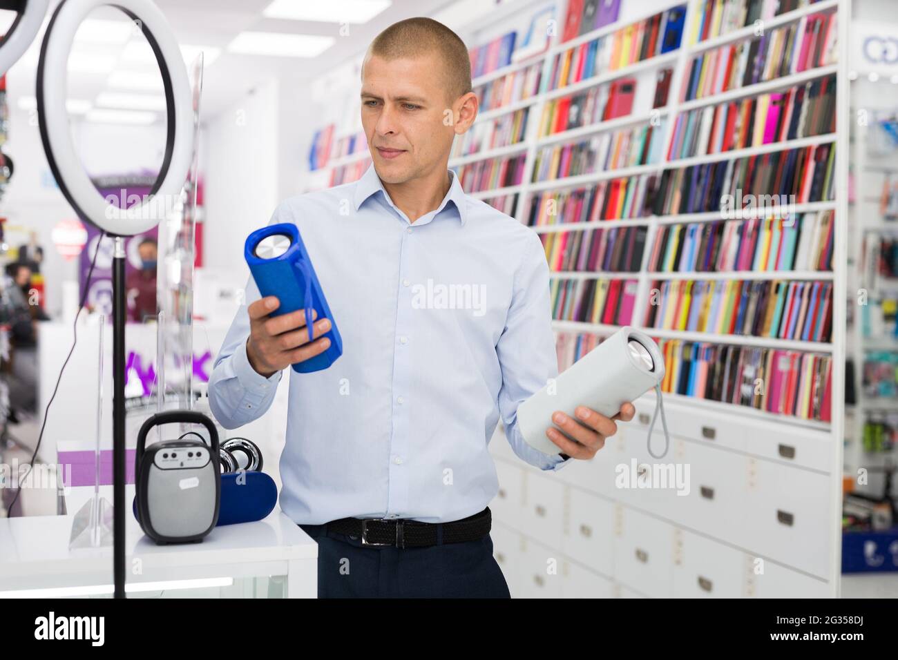 Buyer chooses sound speakers in an electronics store Stock Photo - Alamy