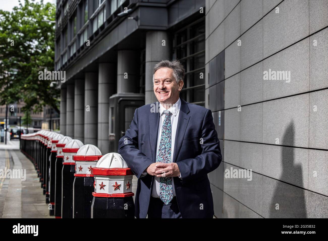 Simon McCoy, GB News presenter photographed behind Fleet Street ...