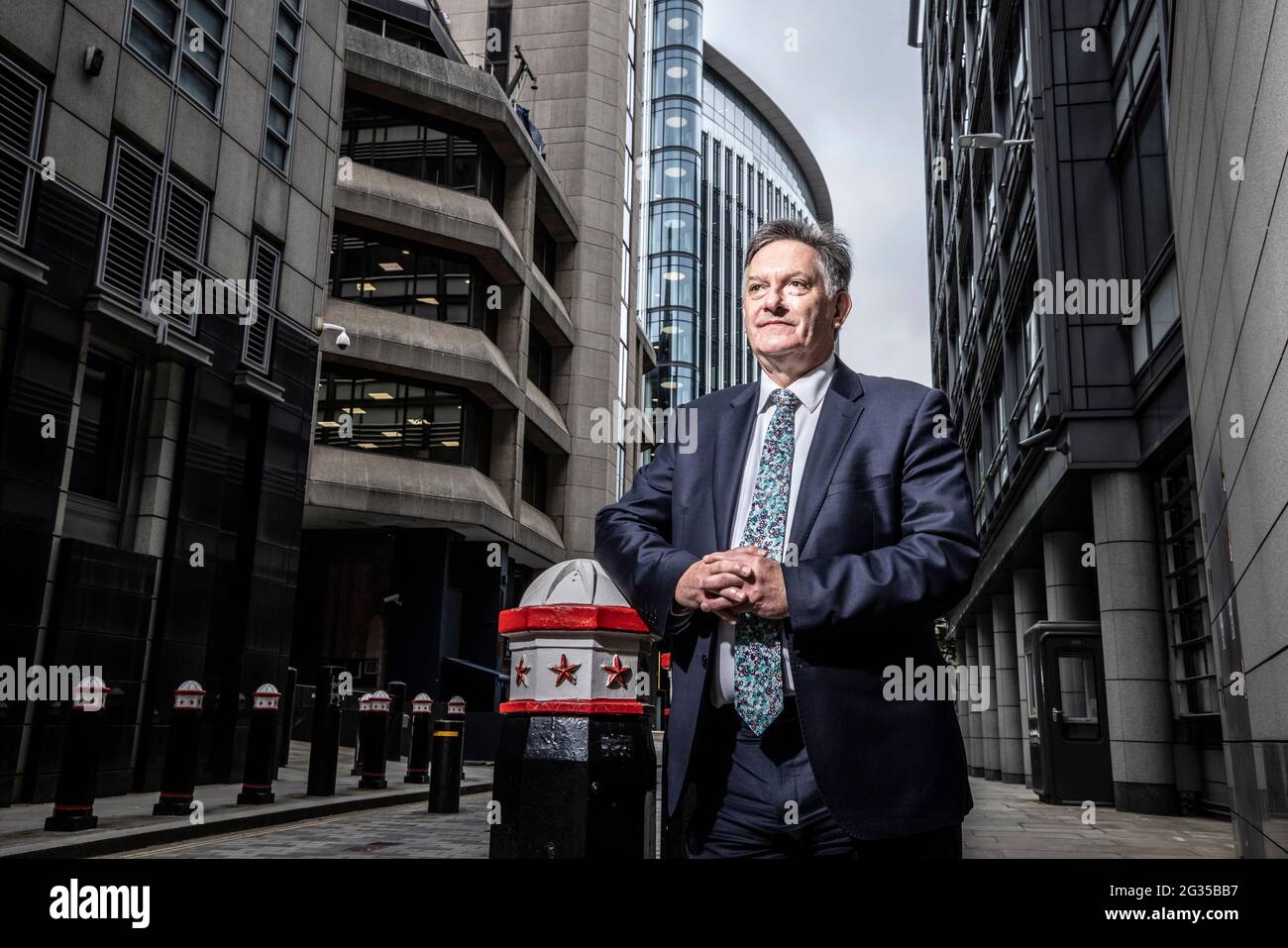 Simon McCoy, GB News presenter photographed behind Fleet Street ...