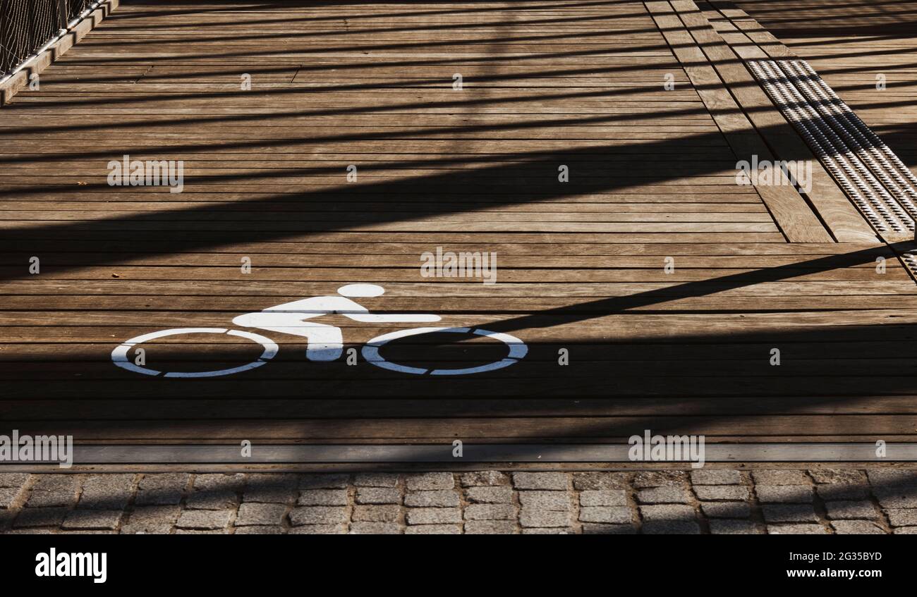 Bicycle crossing sign hi-res stock photography and images - Alamy