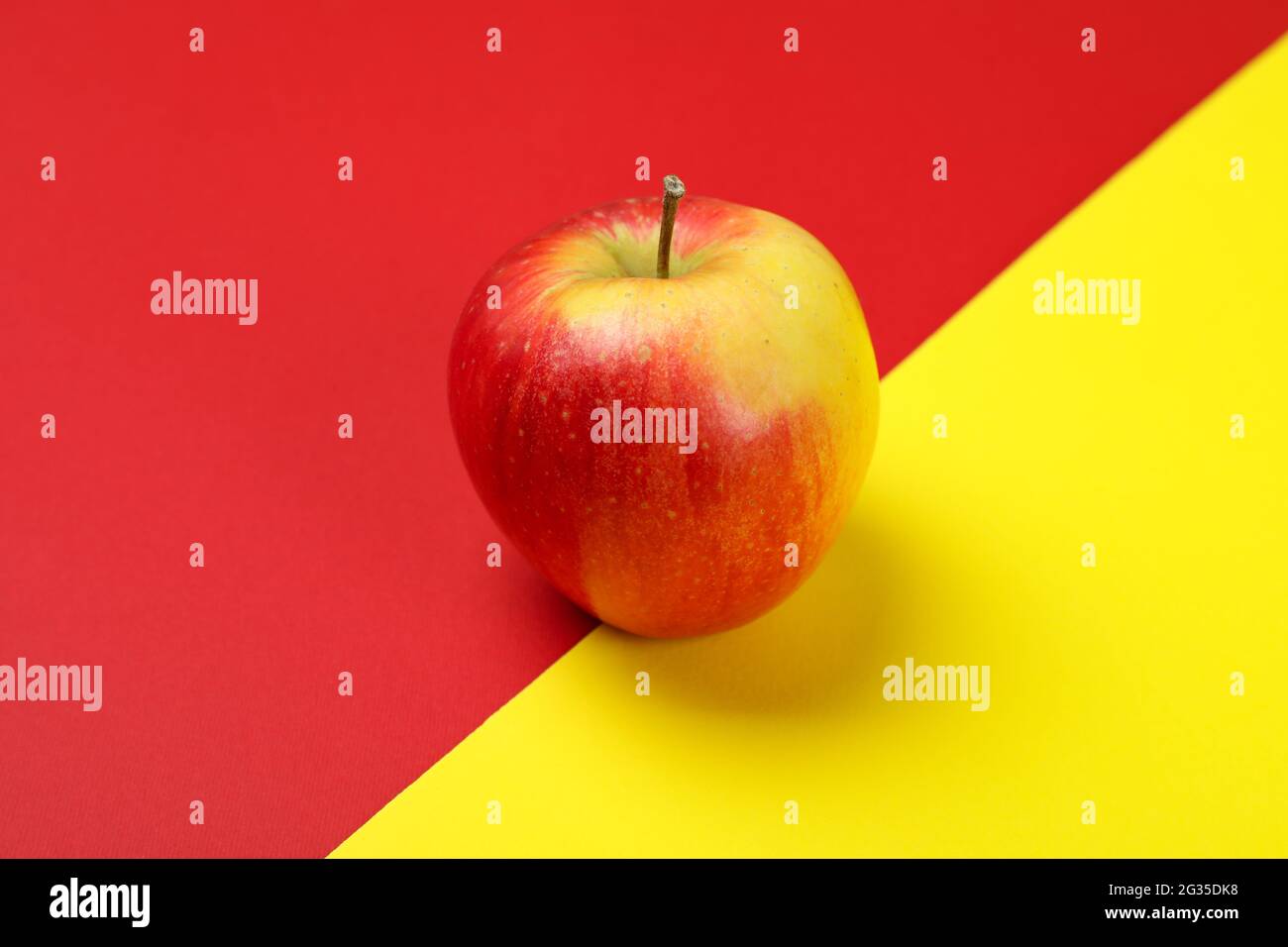 Two tone apple hi-res stock photography and images - Alamy