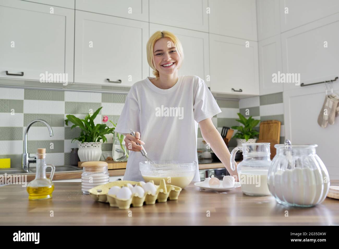 Teen chef food hi-res stock photography and images - Alamy
