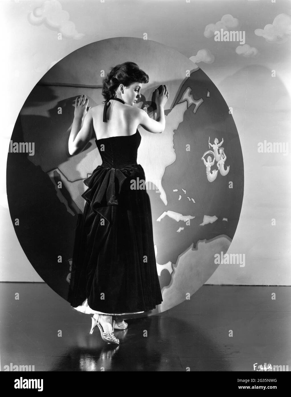 JEAN SIMMONS 1949 Fashion Portrait in Dress designed by JOY RICARDO ...