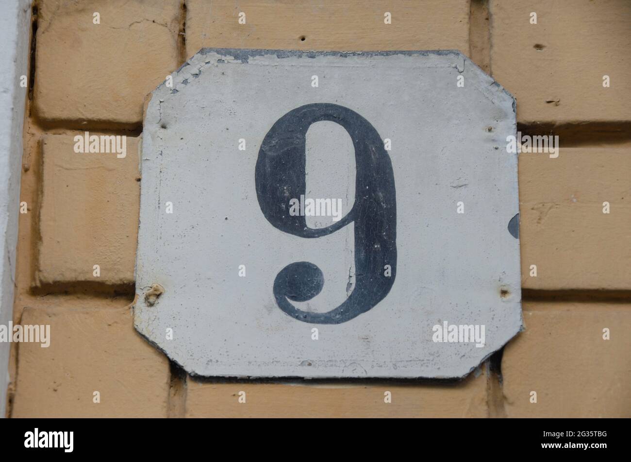 Hausnummer 9 hi-res stock photography and images - Alamy
