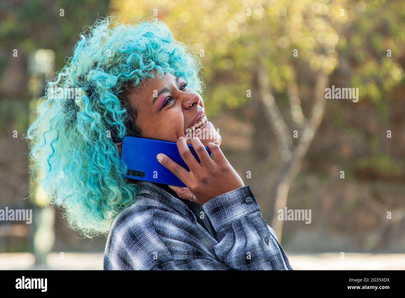 girl with mobile phone laughing out loud Stock Photo - Alamy