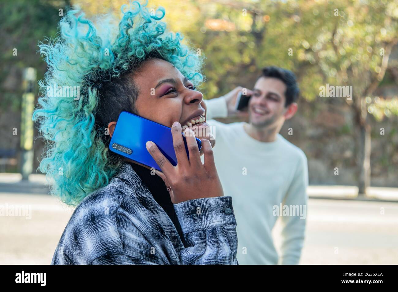 Couple using mobiles hi-res stock photography and images - Alamy