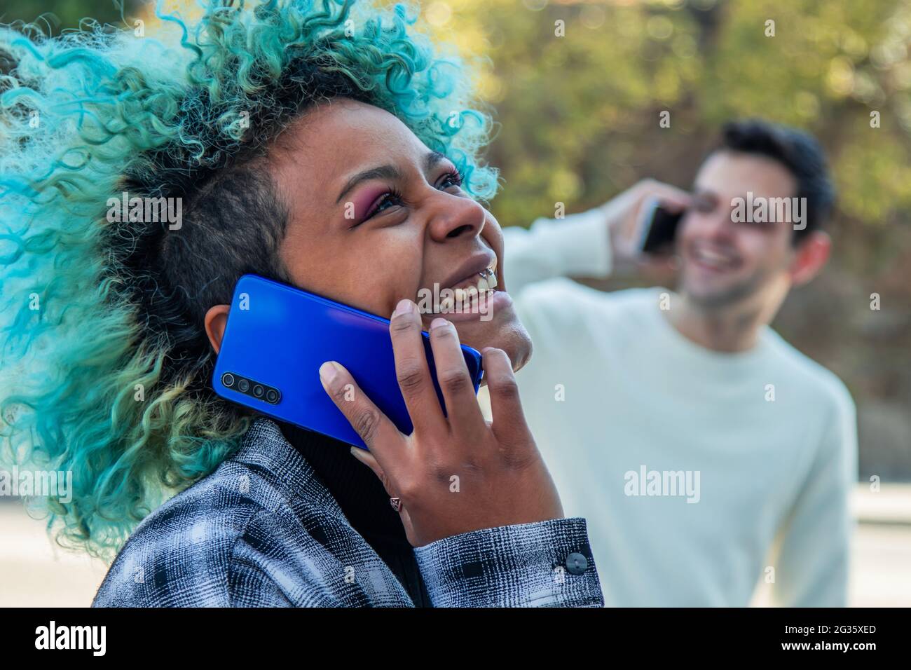 Couple using mobiles hi-res stock photography and images - Alamy