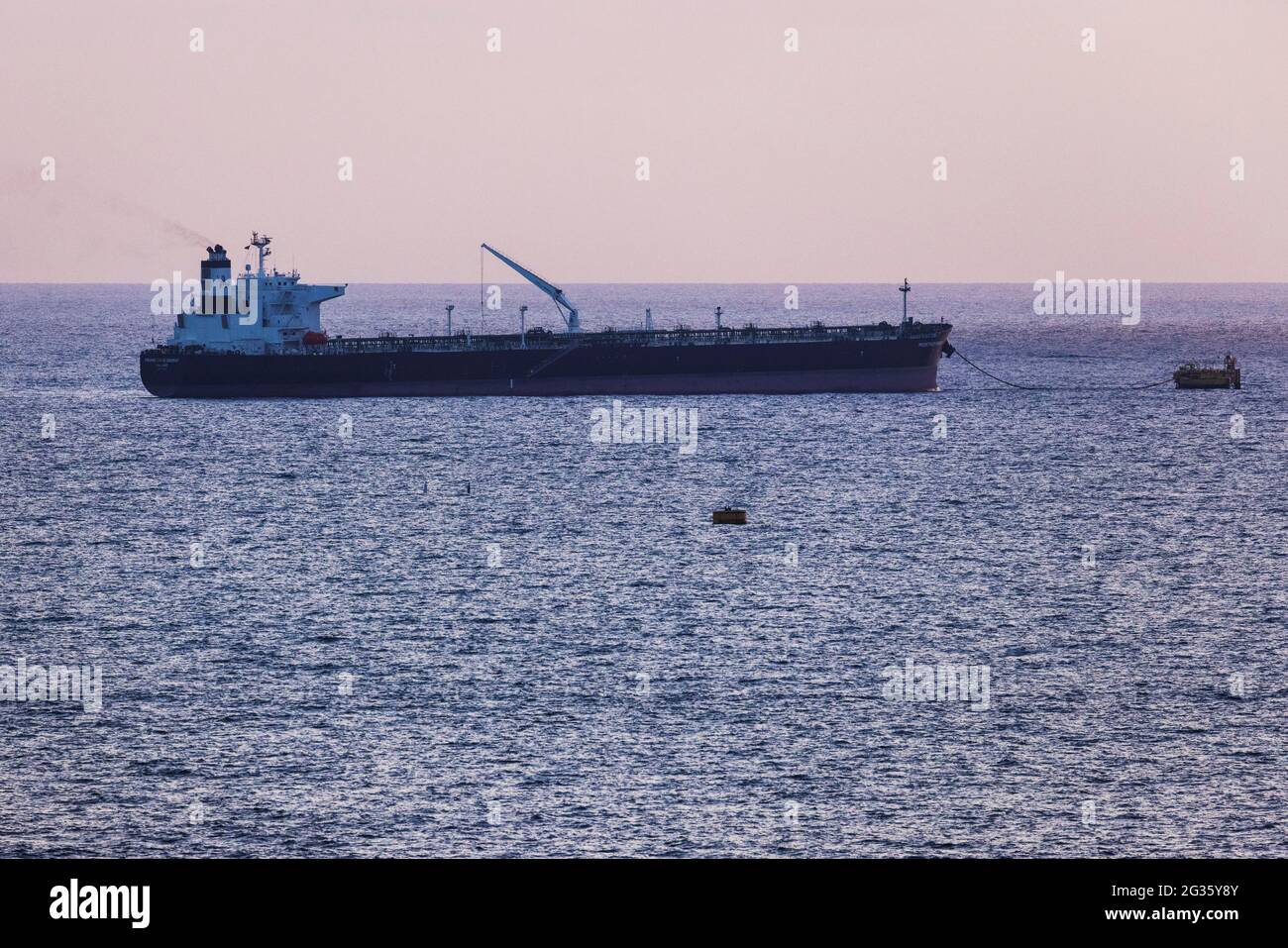 Tanker docks hi-res stock photography and images - Alamy