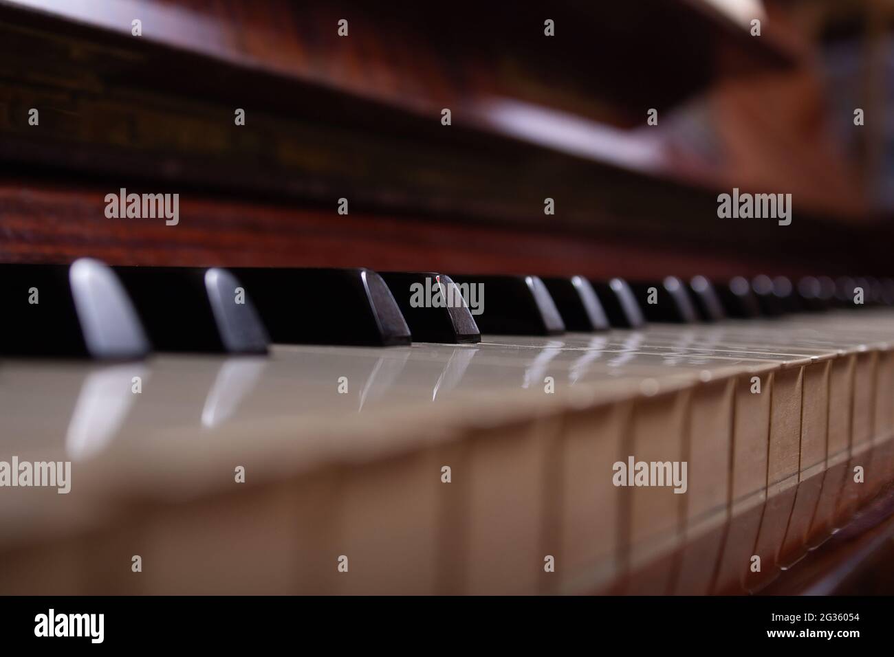 Black and white piano keys hi-res stock photography and images - Alamy