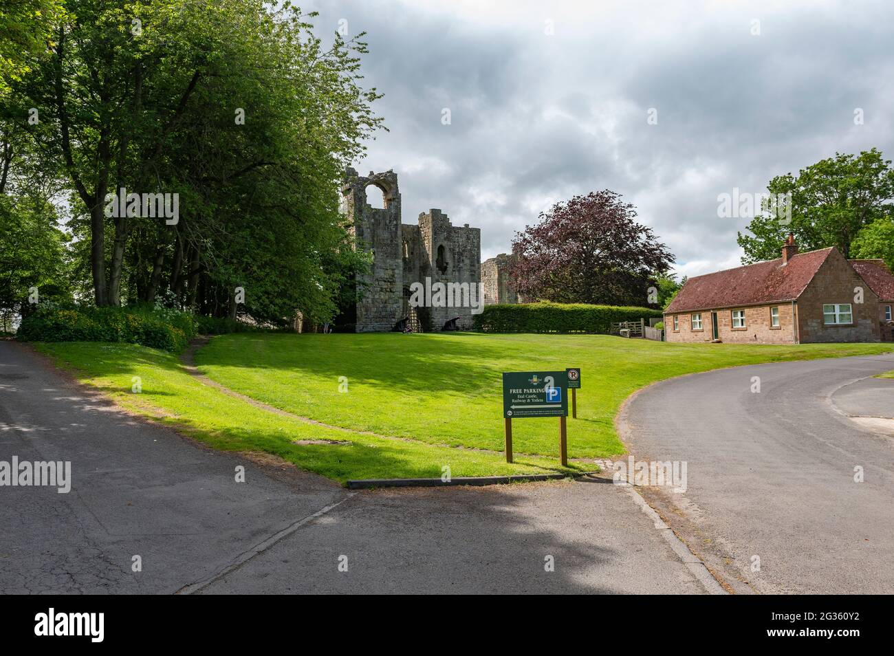 Medieval castle keep gatehouse hi-res stock photography and images - Alamy