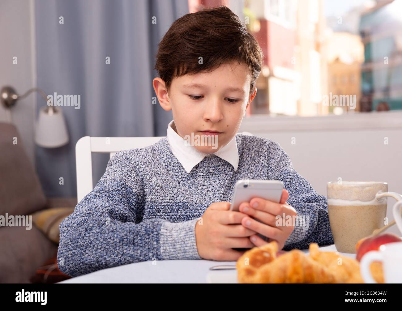 Preteen telephone one person hi-res stock photography and images - Alamy