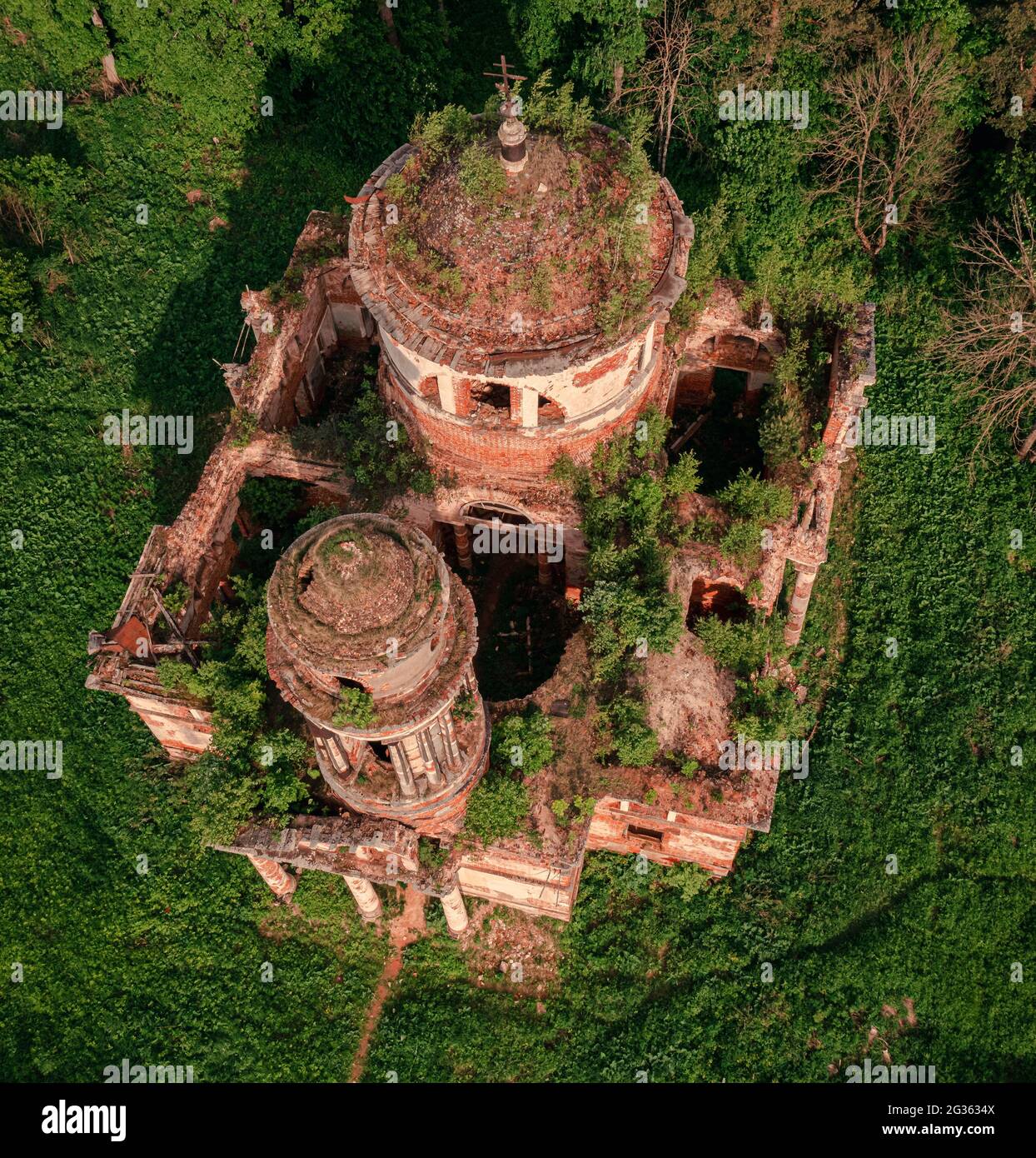 Top view of an abandoned building with growing plants on the roof Stock ...
