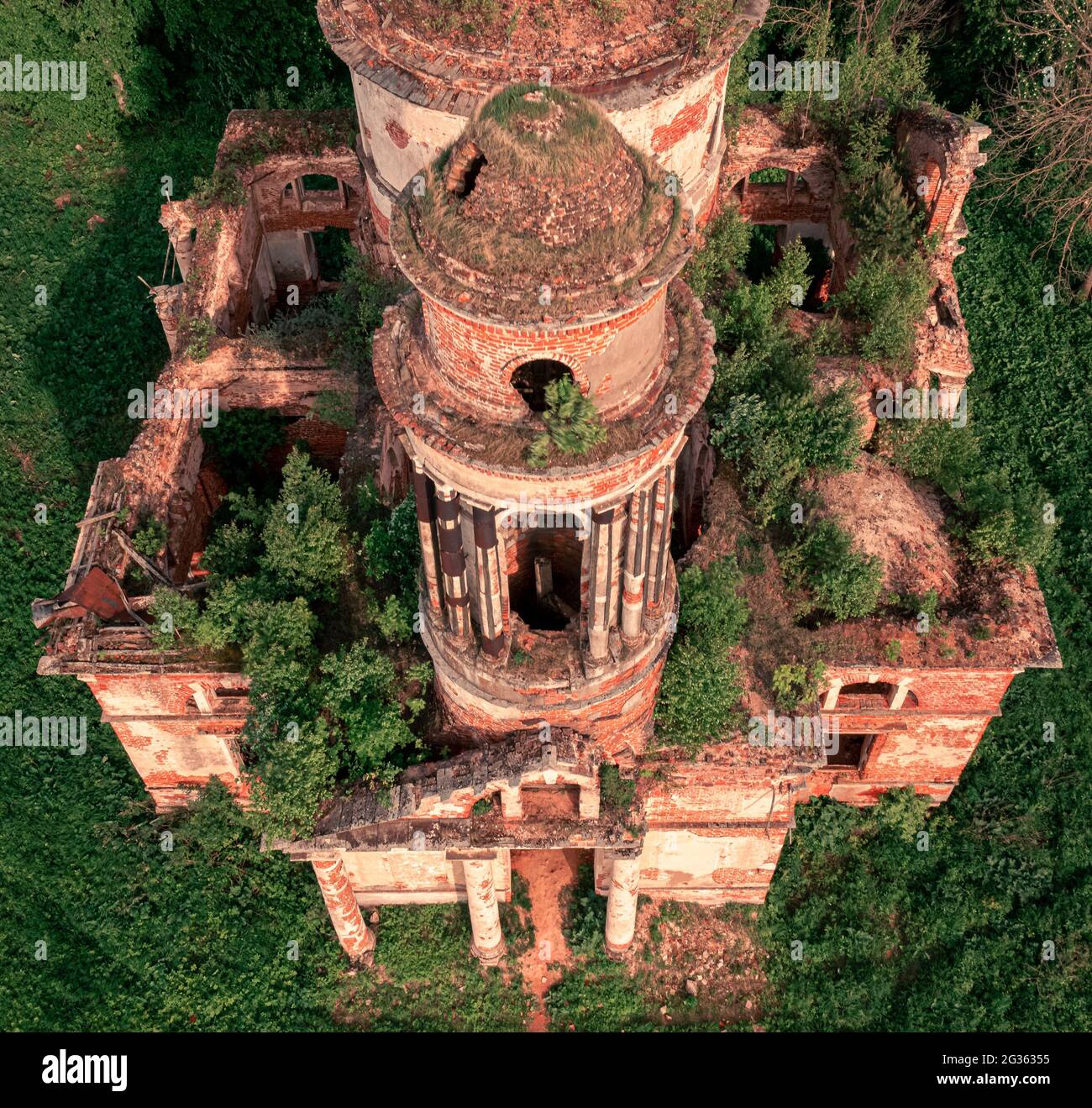 Top view of an abandoned building with growing plants on the roof Stock ...