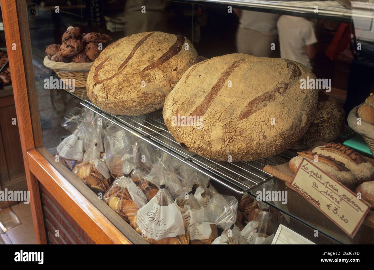 Bakery window france hi-res stock photography and images - Alamy