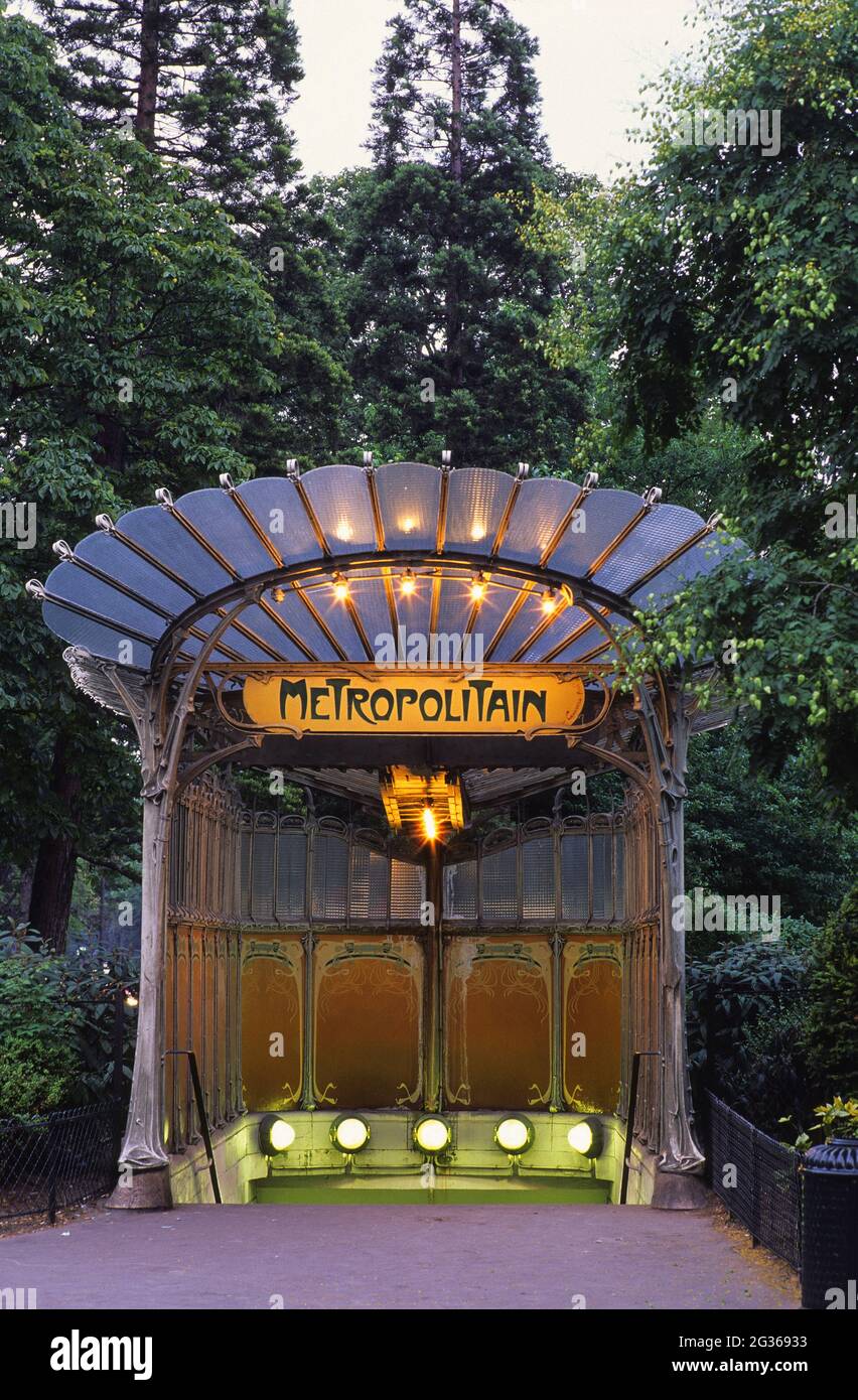 FRANCE PARIS (75) 16TH DISTRICT, METRO ENTRANCE OF THE PORTE DAUPHINE ...