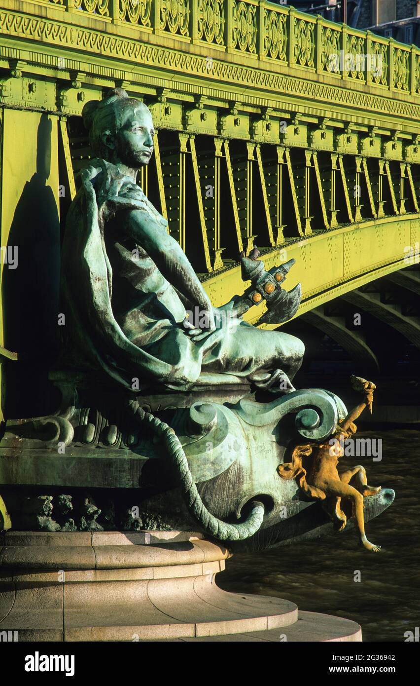 FRANCE PARIS (75), STATUE OF MIRABEAU BRIDGE Stock Photo - Alamy