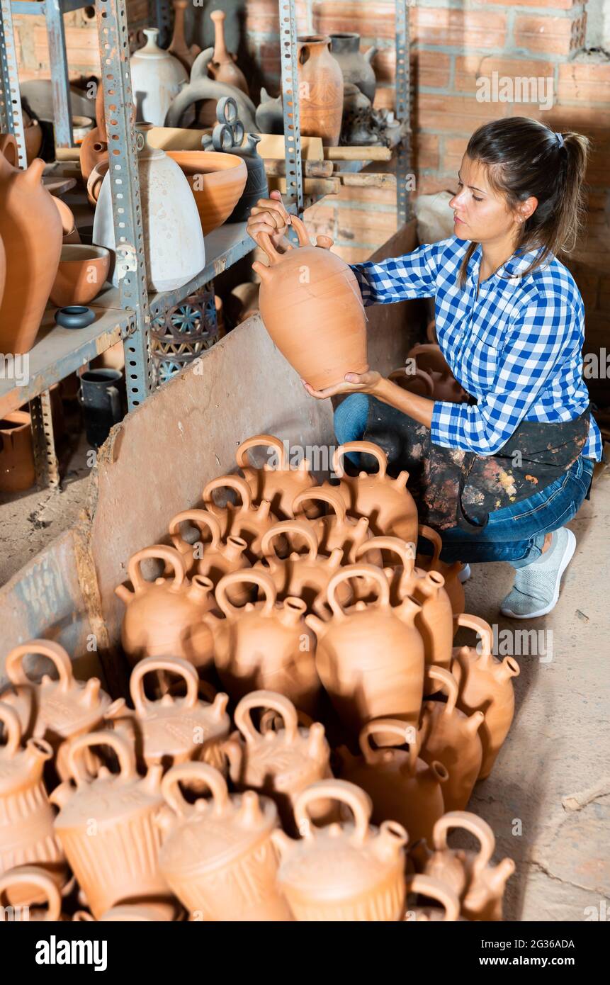 Female potter in pottery studio Stock Photo - Alamy