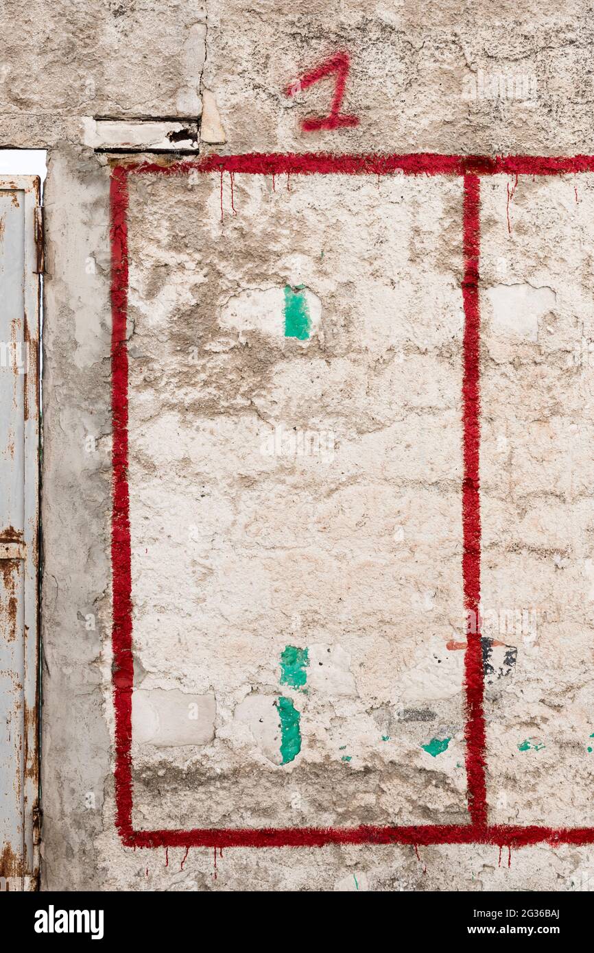 Red number 1 and red frame sprayed on a weathered wall Stock Photo - Alamy