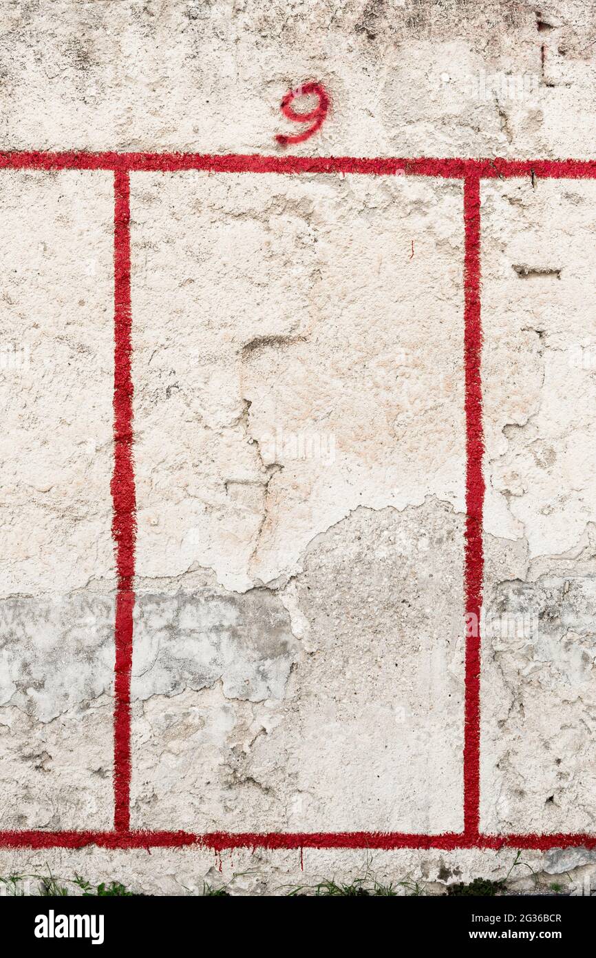 Red number 9 and red frame sprayed on a weathered wall Stock Photo - Alamy