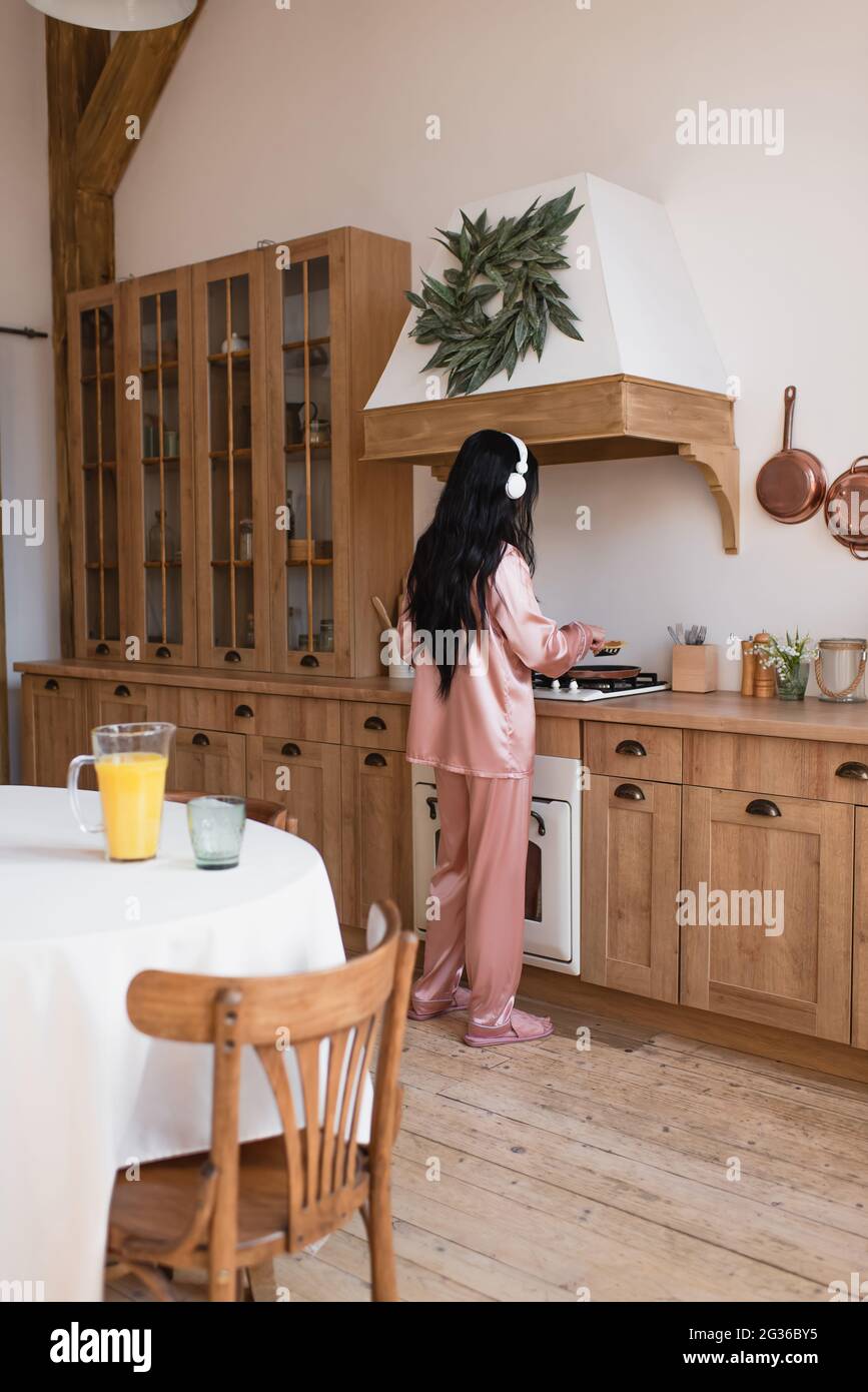 Back view woman cooking in kitchen hi-res stock photography and images ...