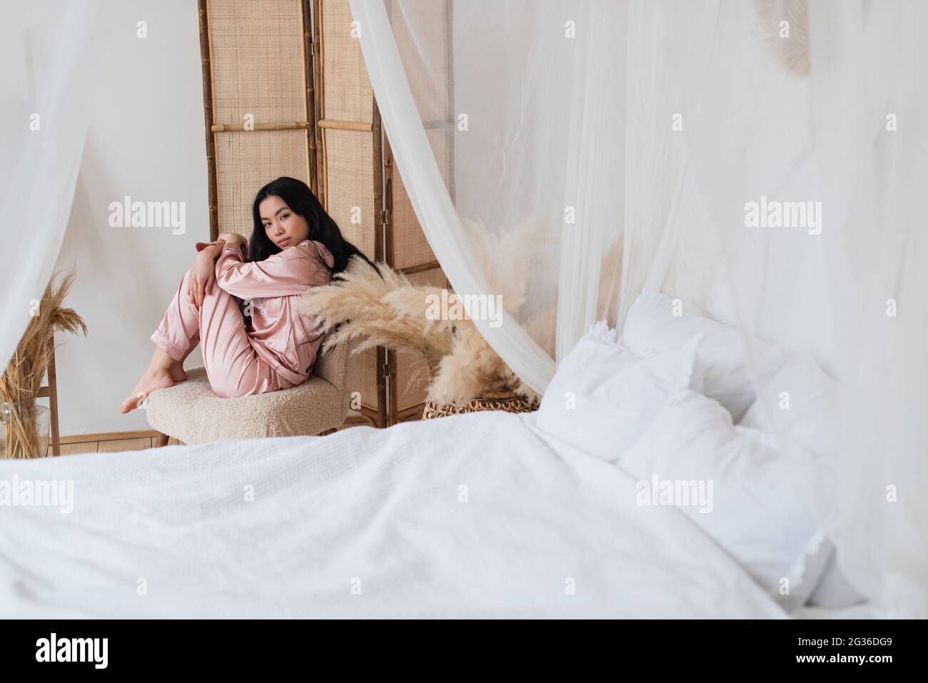 Self hug pose hi-res stock photography and images - Alamy