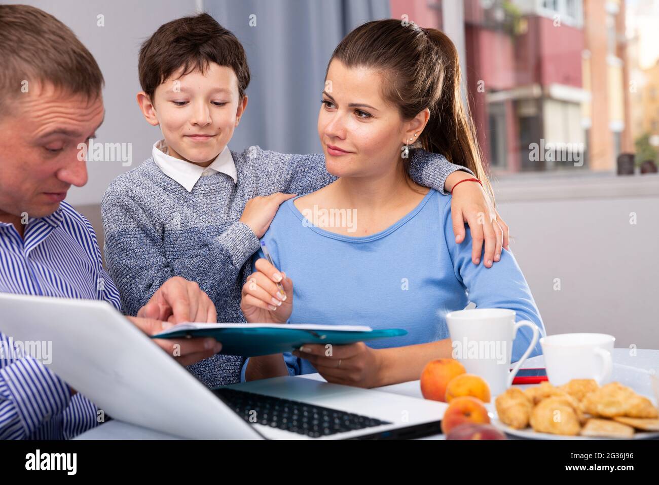Signing mom hi-res stock photography and images - Alamy