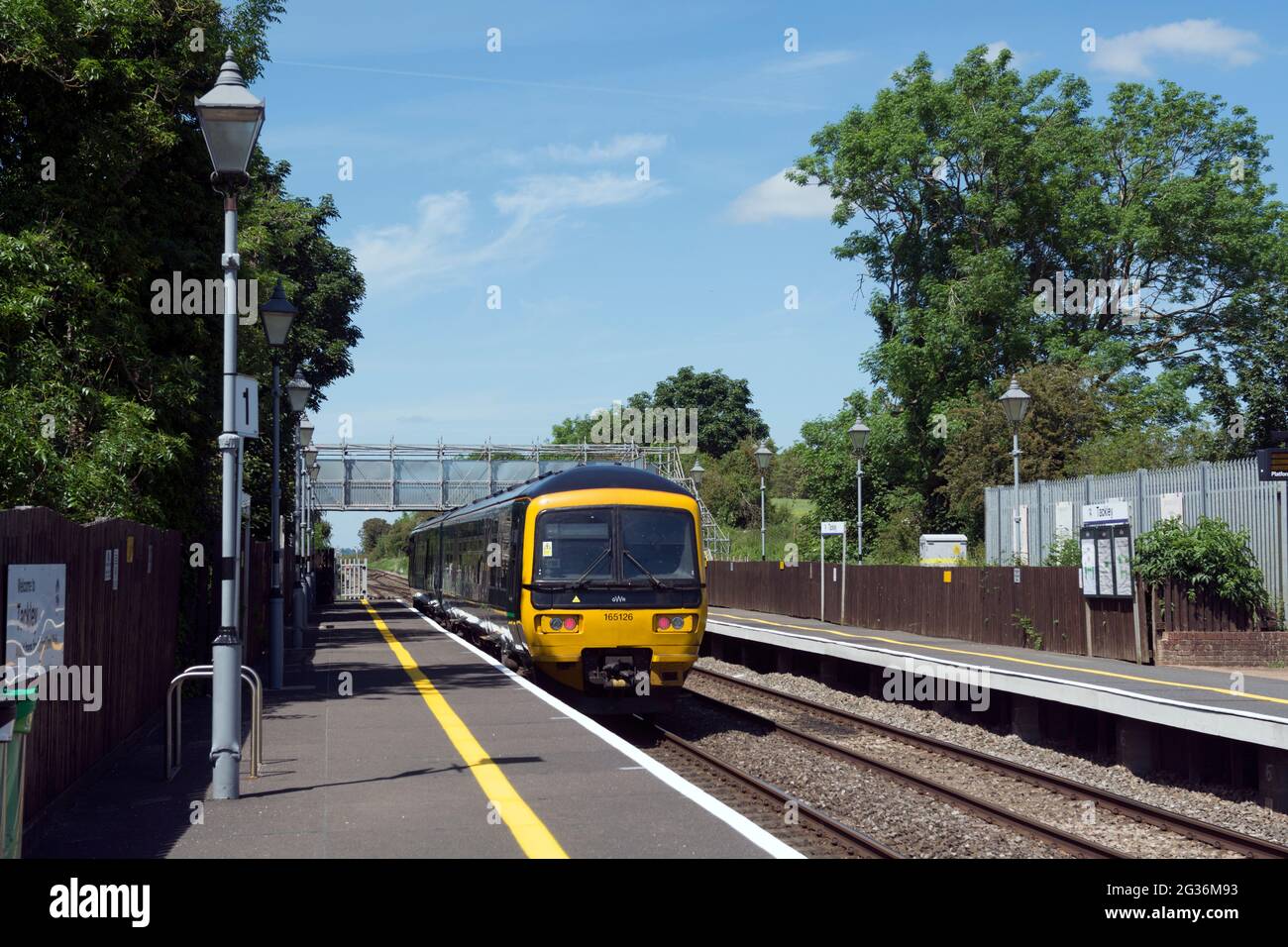 A GWR class 165 diesel train at Tackley railway station, Oxfordshire ...