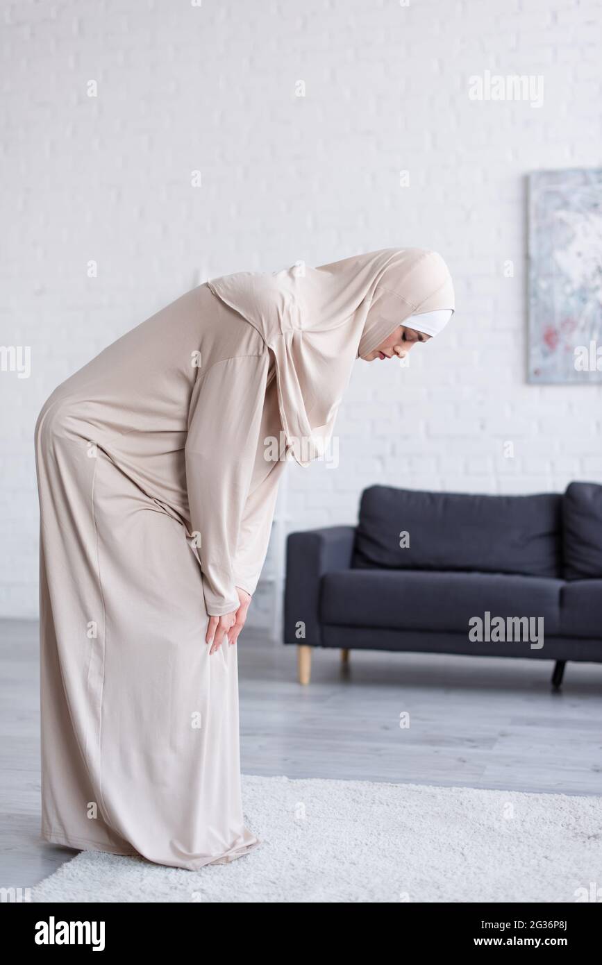 Young muslim woman traditional clothing hi-res stock photography and ...