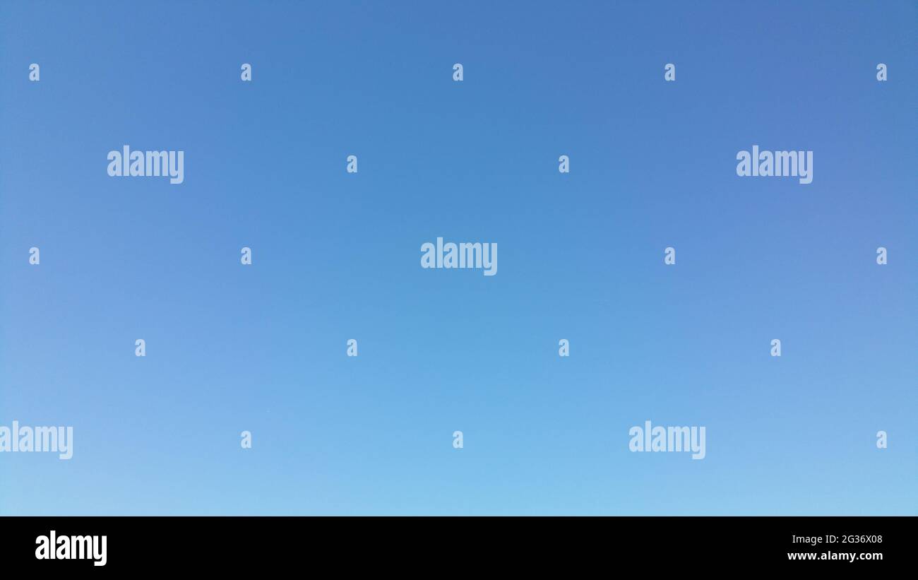 Blue cloudless sky no clouds hi-res stock photography and images - Alamy