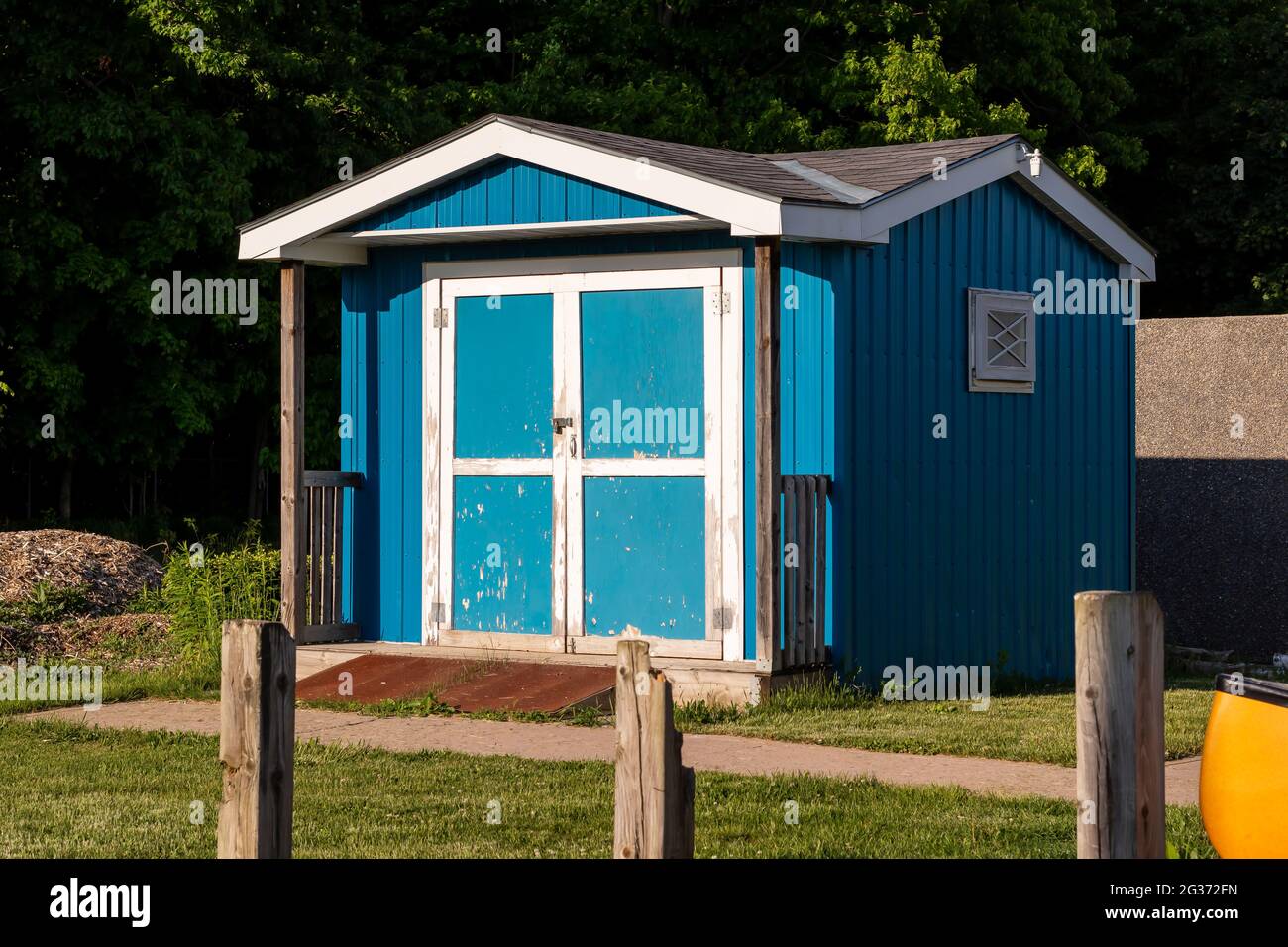 Blue garden shed hi-res stock photography and images - Alamy