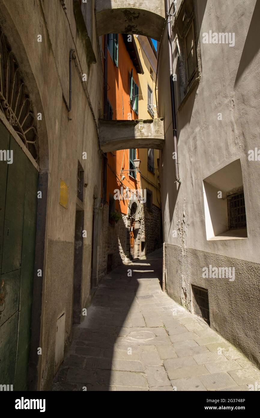 View of a typical alley in a town in Italy Stock Photo - Alamy