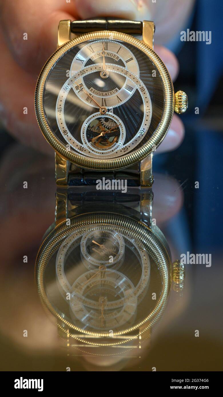 Skeletonised movement hi-res stock photography and images - Alamy