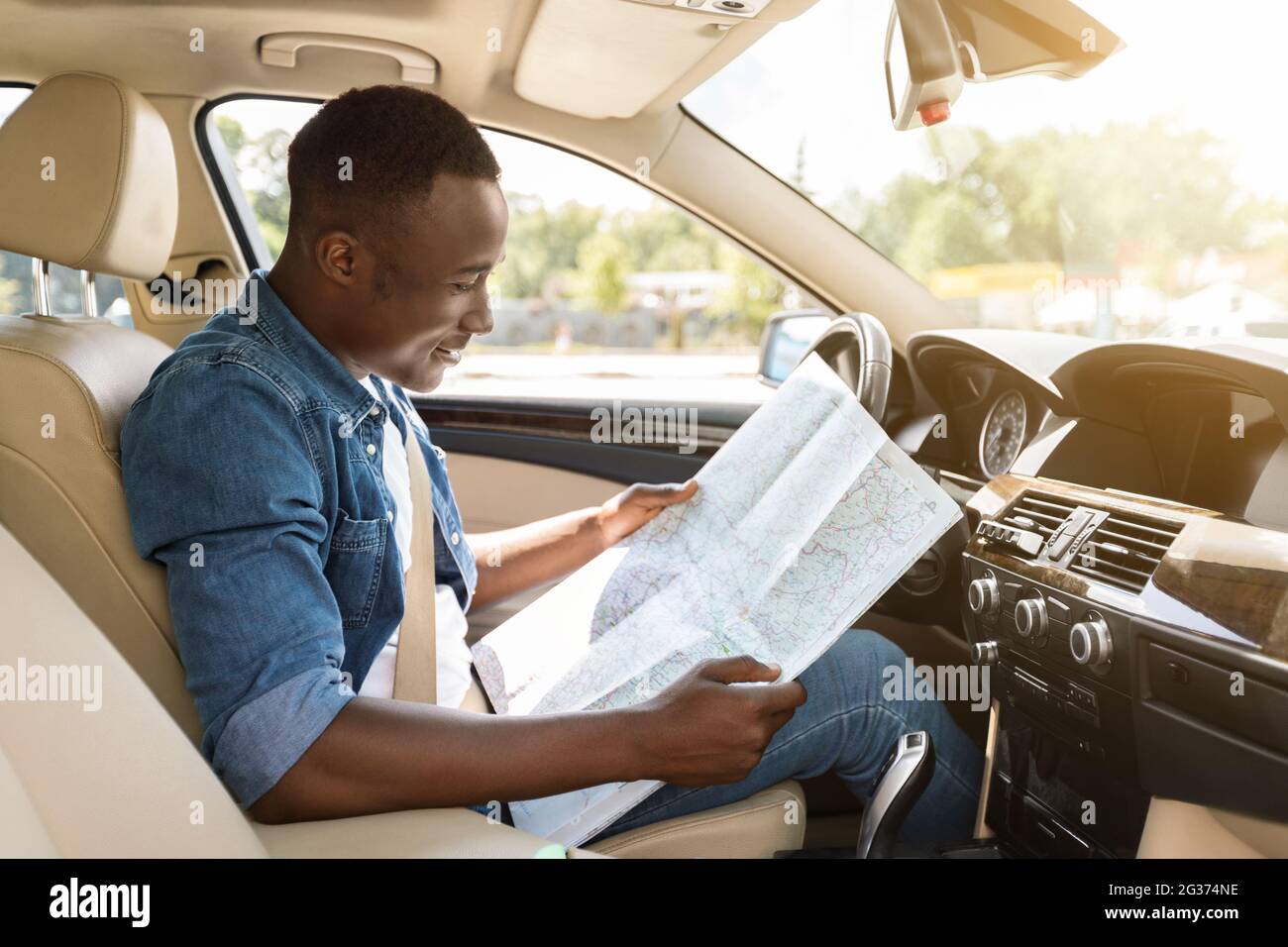 Guy reading map hi-res stock photography and images - Alamy