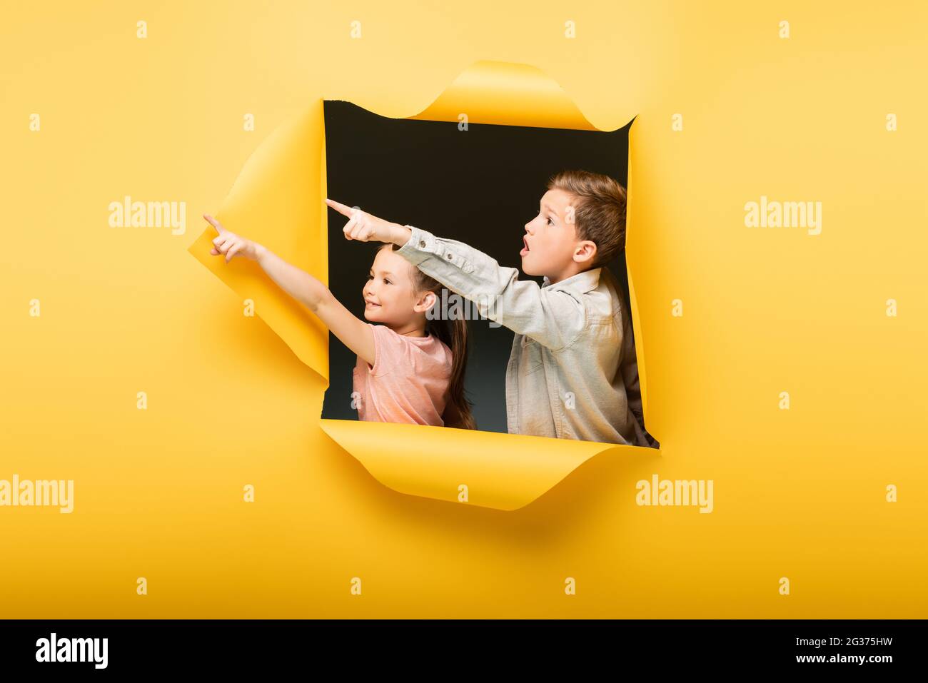 Kids pointing hi-res stock photography and images - Alamy