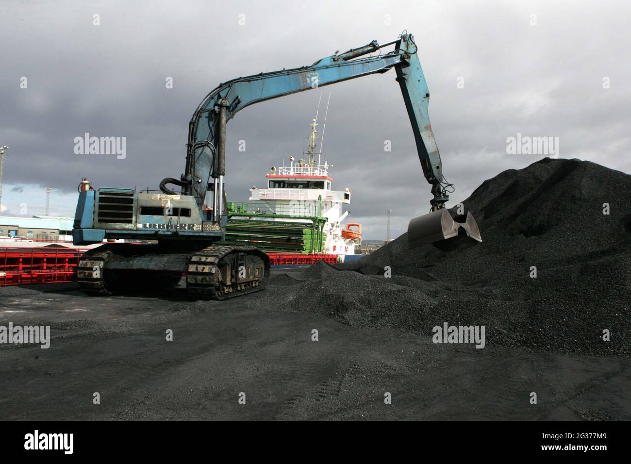 Cargo ship being loaded coal hi-res stock photography and images - Alamy