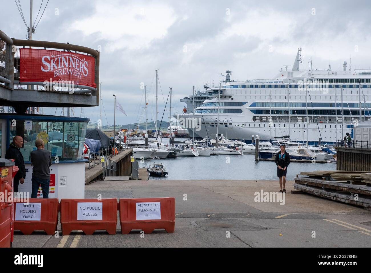 Quayside Skinners bar and restaurant overlooking Falmouth Harbour ...