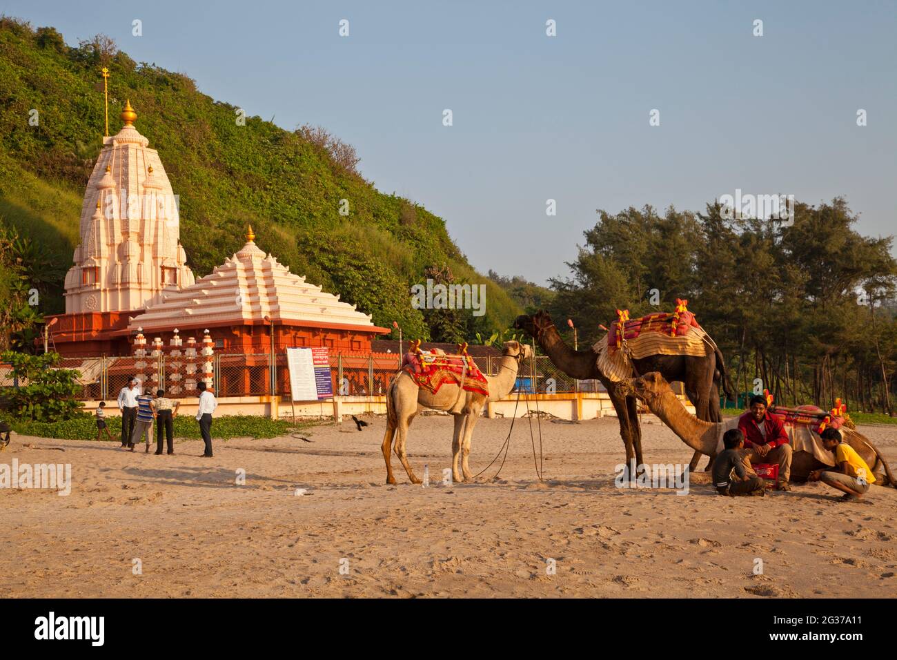 Ganpati (Ganesh) temple at Ganpatipule Beach, Maharashtra, India Stock ...