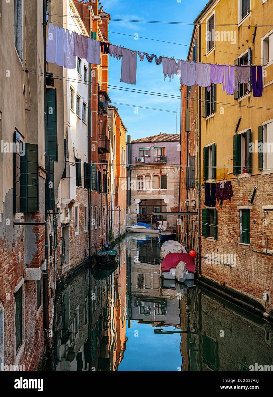 Clothesline narrow water channel hi-res stock photography and images ...