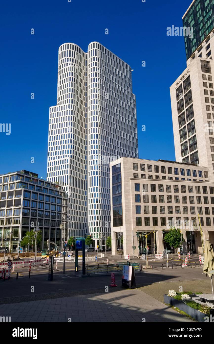 High rise curved architecture hi-res stock photography and images - Alamy