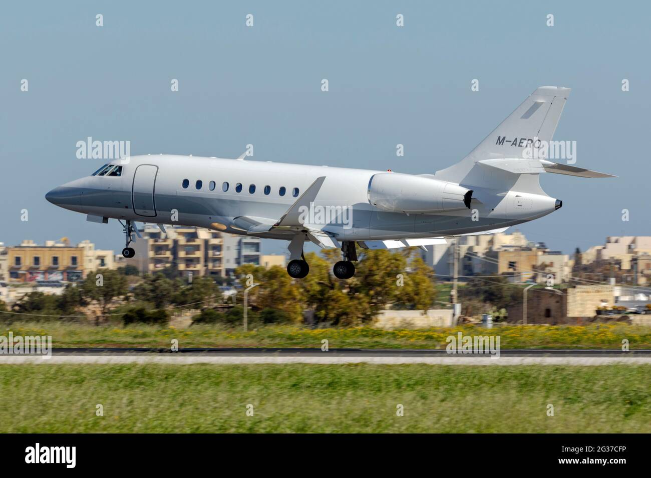Dassault falcon 2000 on runway hi-res stock photography and images - Alamy