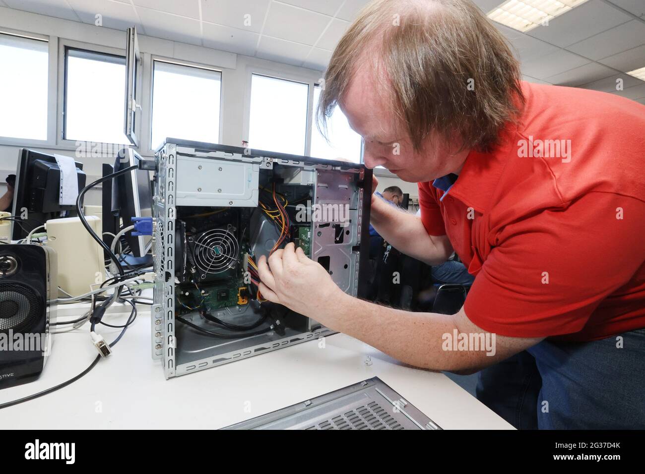 Repair bonus hi-res stock photography and images - Alamy