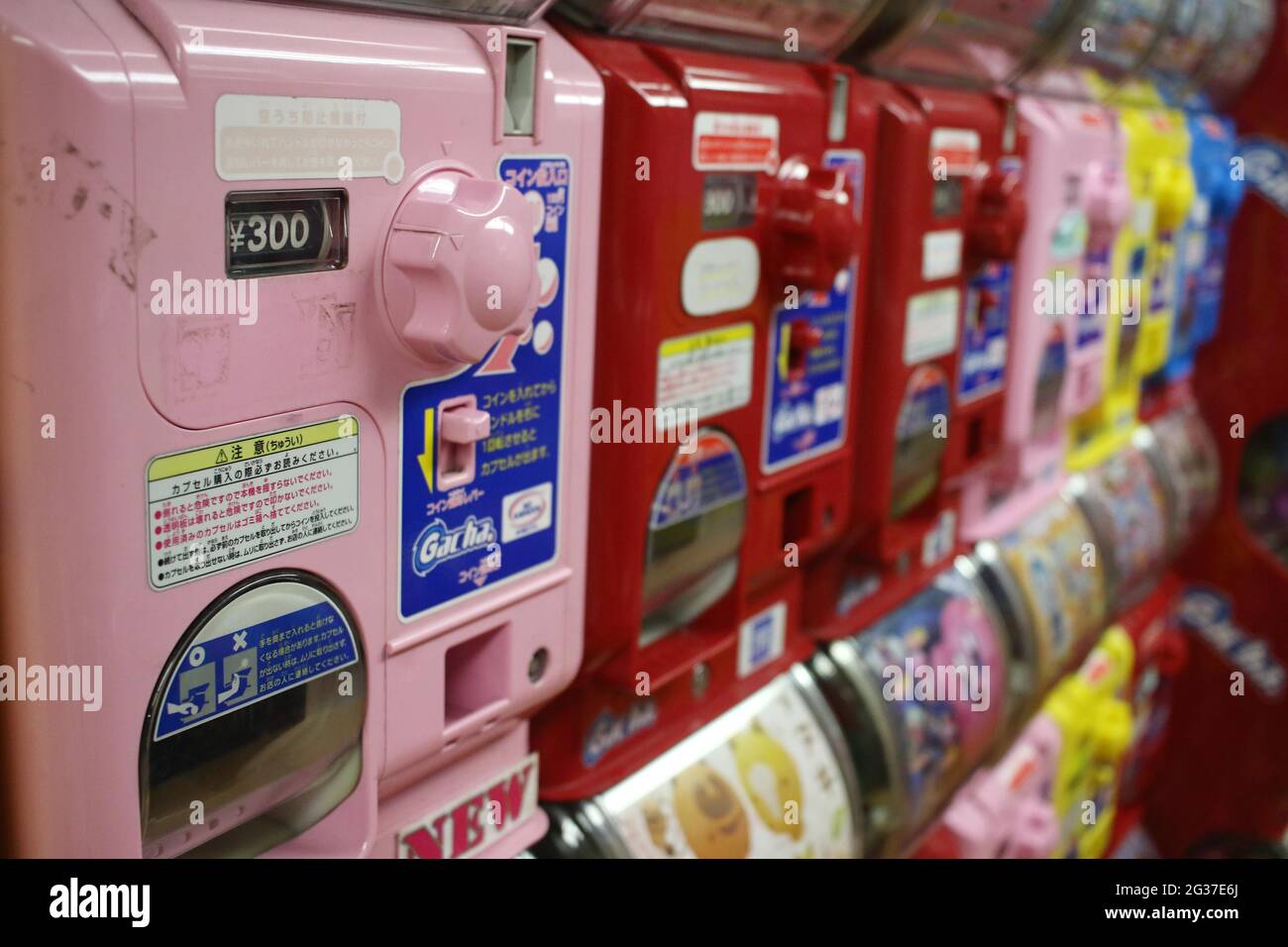 Gashapon capsule toy vending machines hi-res stock photography and ...