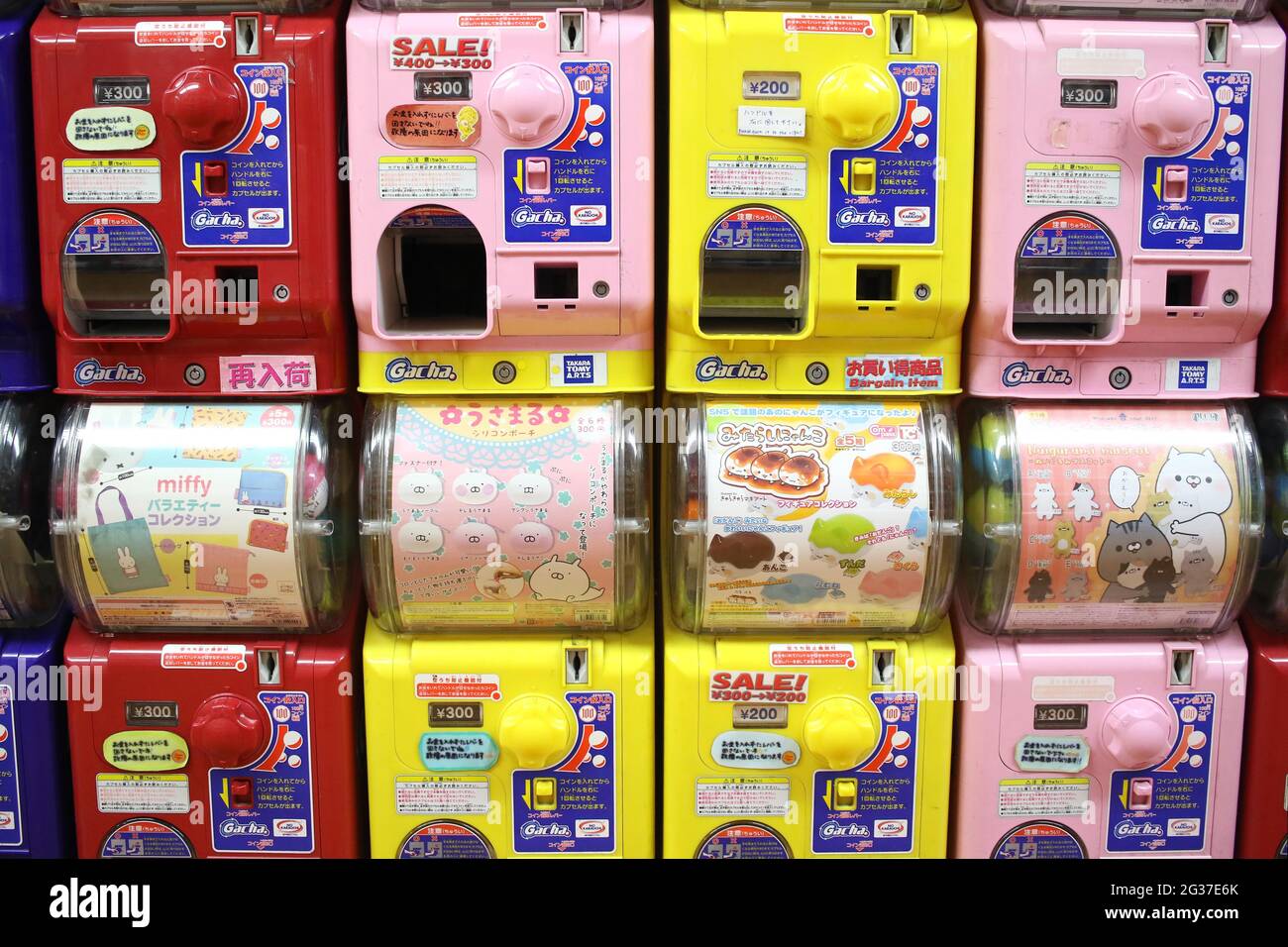 Gashapon machines hi-res stock photography and images - Alamy